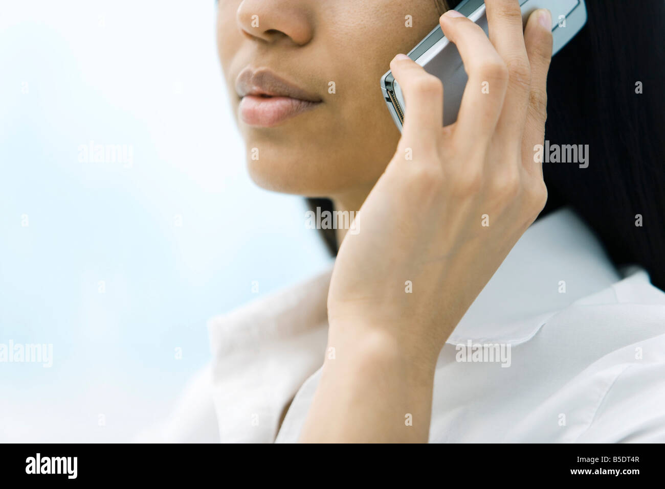 Black woman uses cell phone hi-res stock photography and images - Alamy