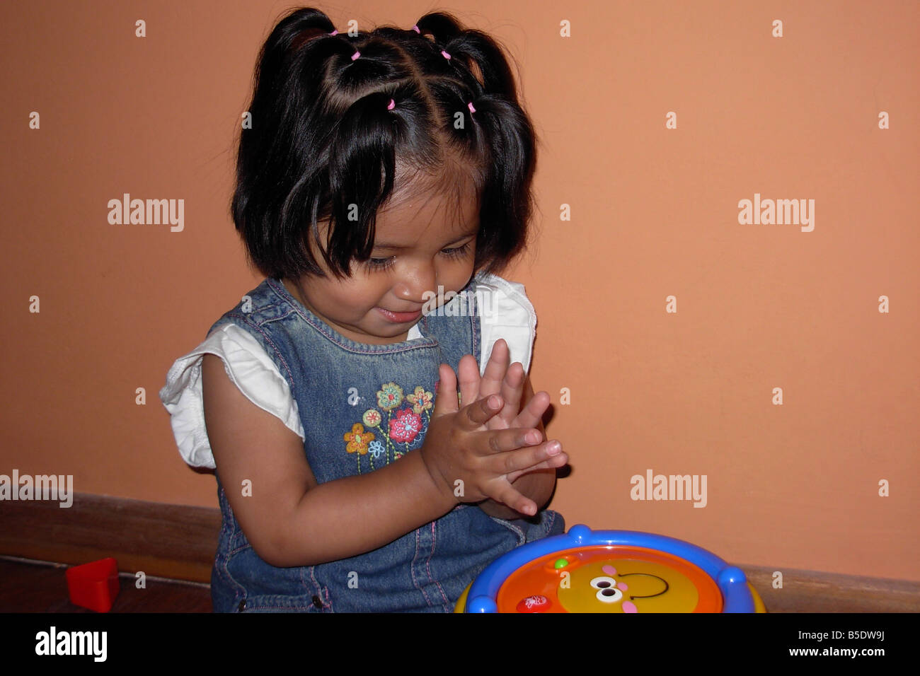 child claps one's hand Stock Photo - Alamy