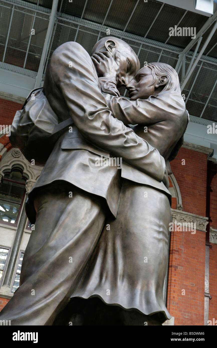 Statue of couple St Pancras International Eurostar Station, London ...