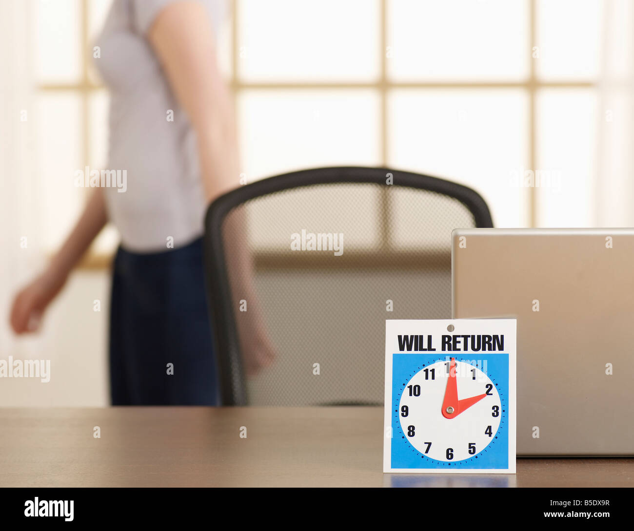 Will-Return Sign on Desk Stock Photo - Alamy