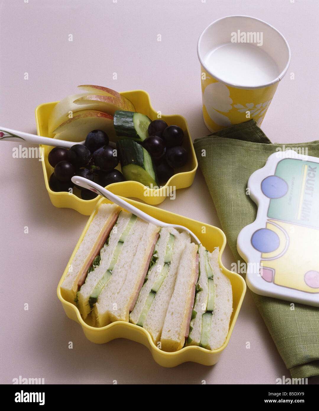 Lunchbox with sandwich and fruit hi-res stock photography and images ...