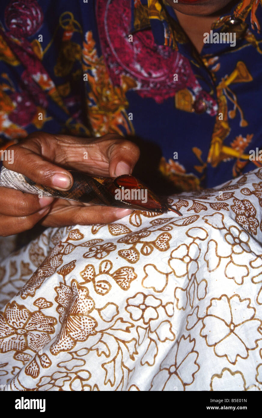 Woman batik artists hi-res stock photography and images - Alamy