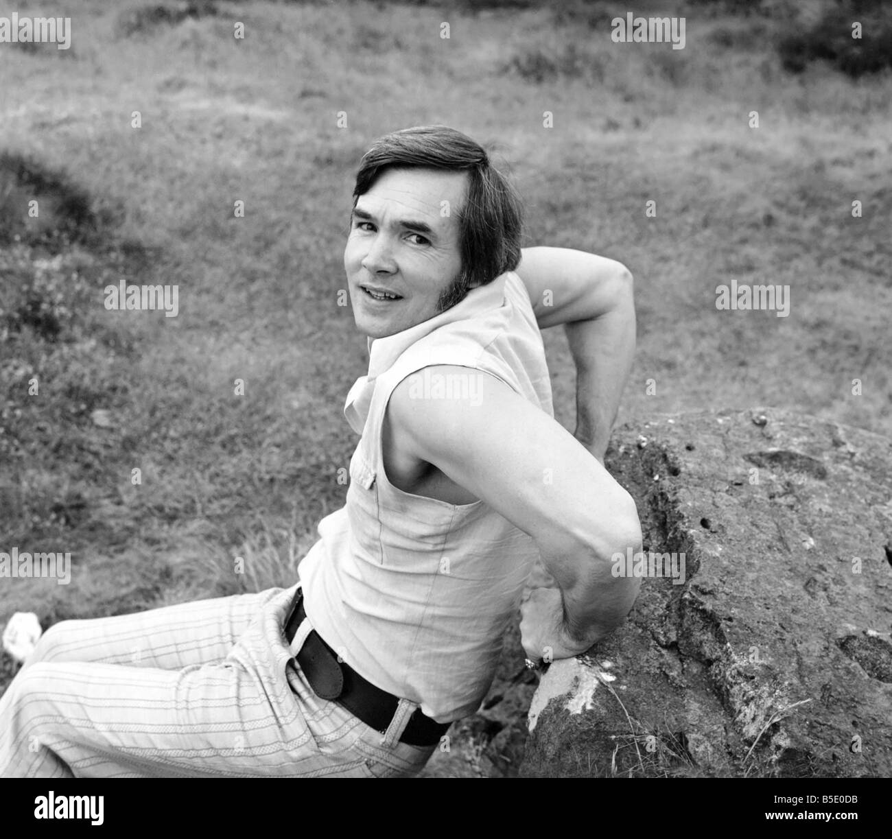 Singer man hi-res stock photography and images - Alamy