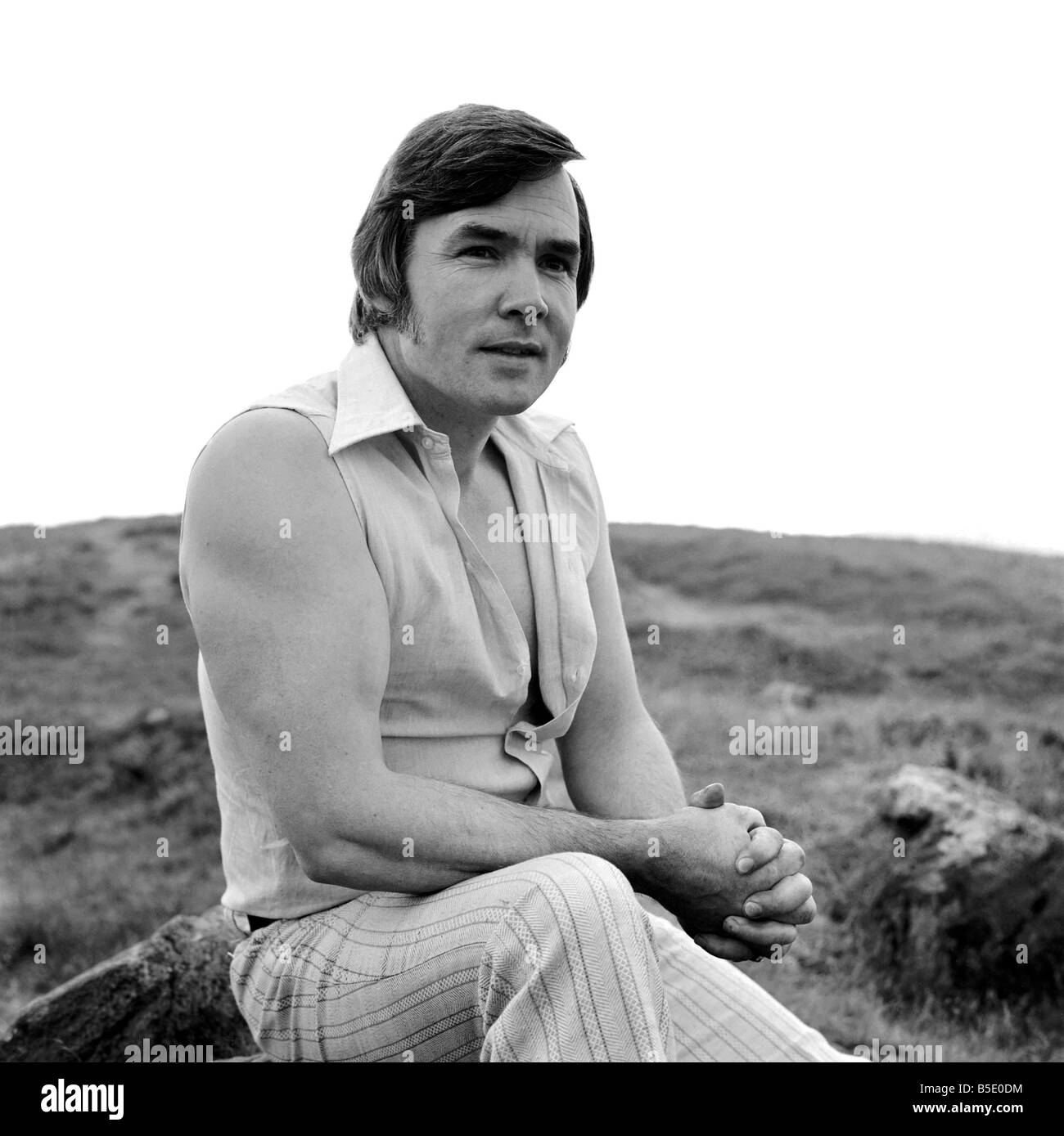 Singer man hi-res stock photography and images - Alamy