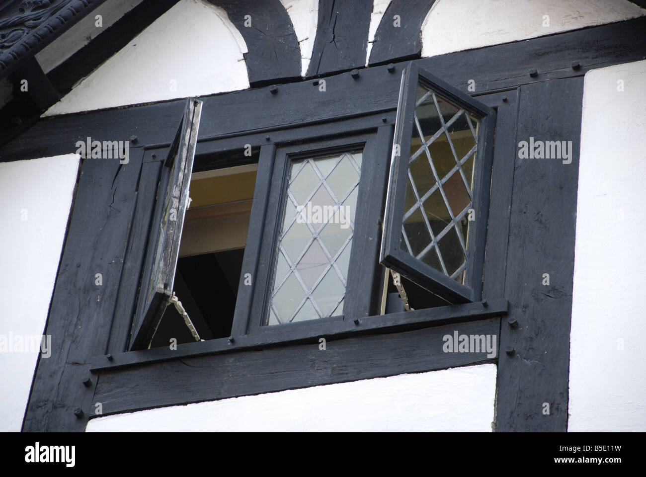 Tudor window hi-res stock photography and images - Alamy