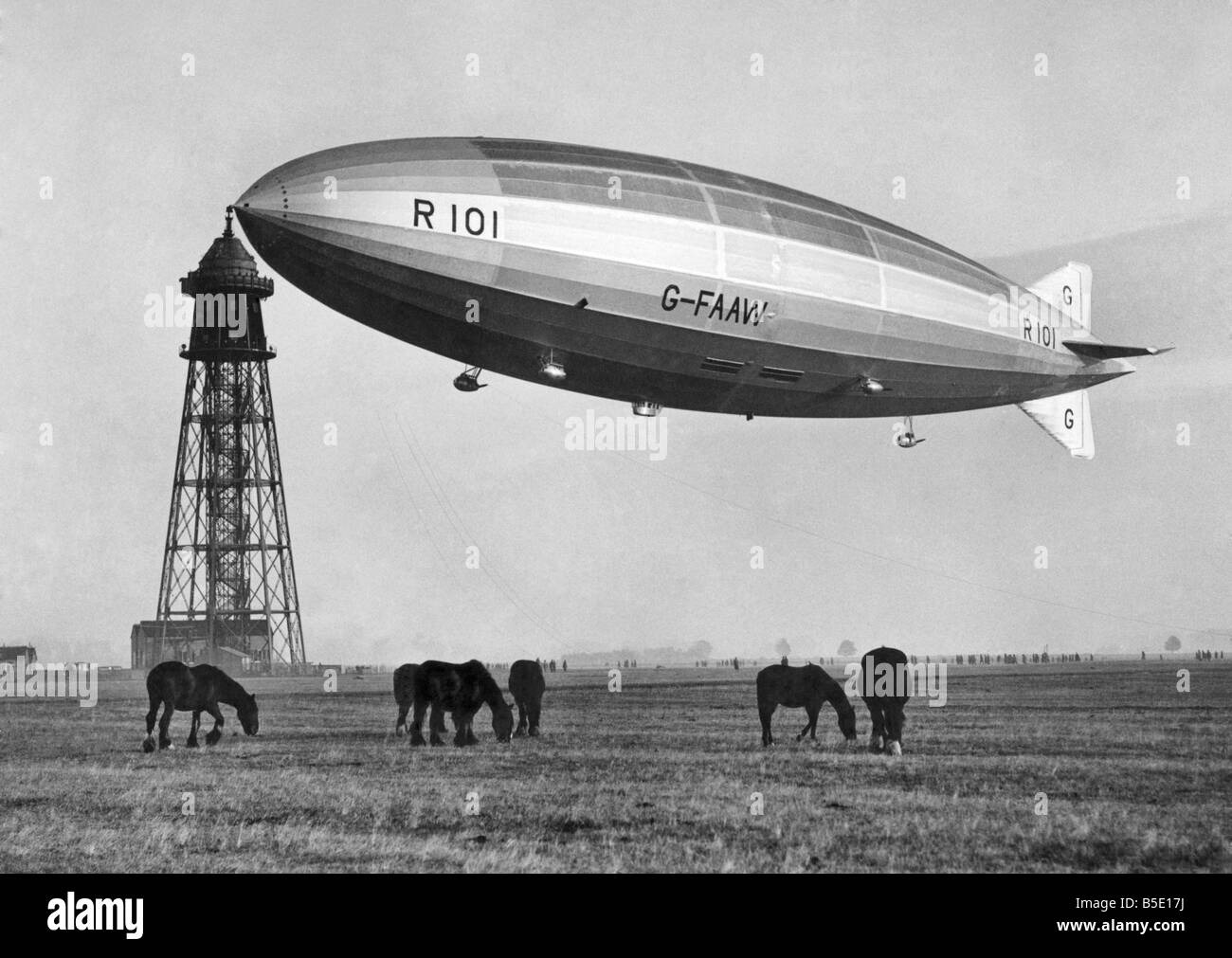 Airship hi-res stock photography and images - Alamy