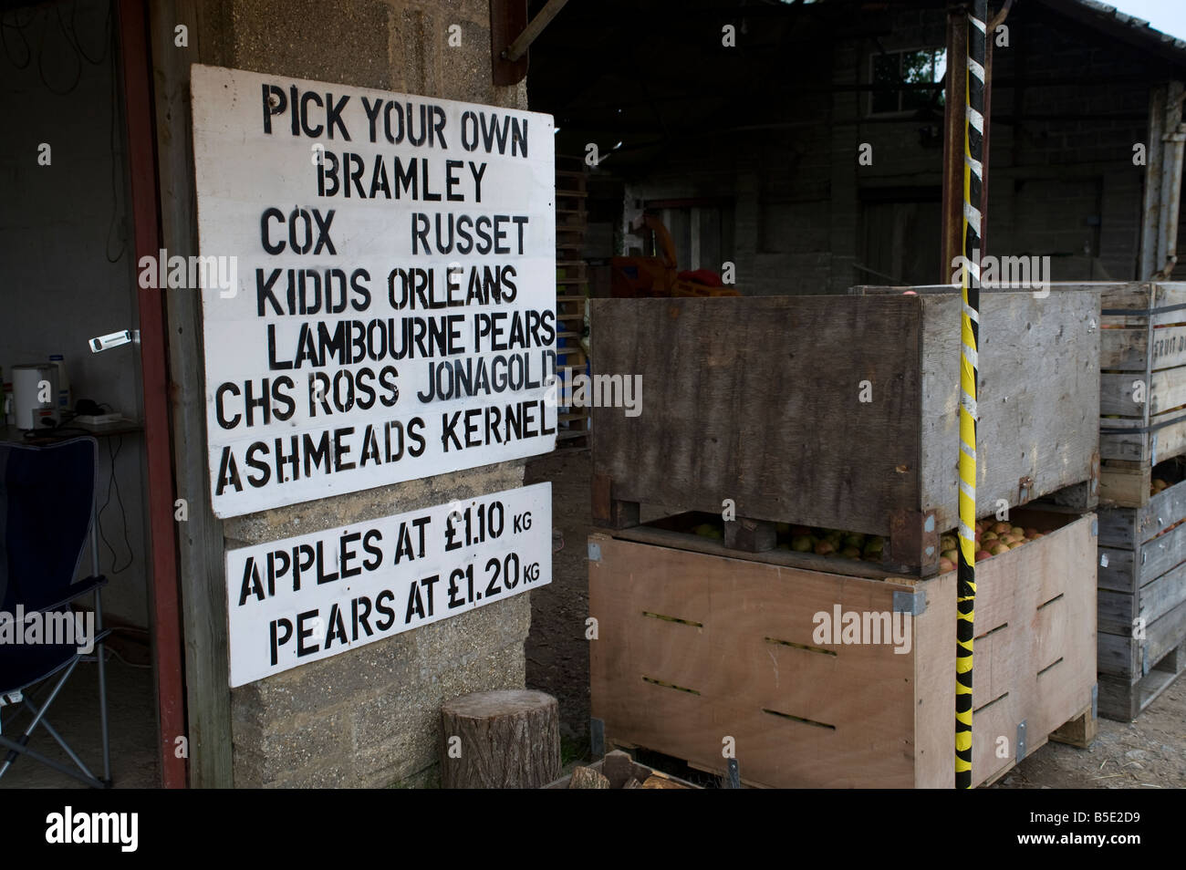 Pick your own fruit sign hi-res stock photography and images - Alamy