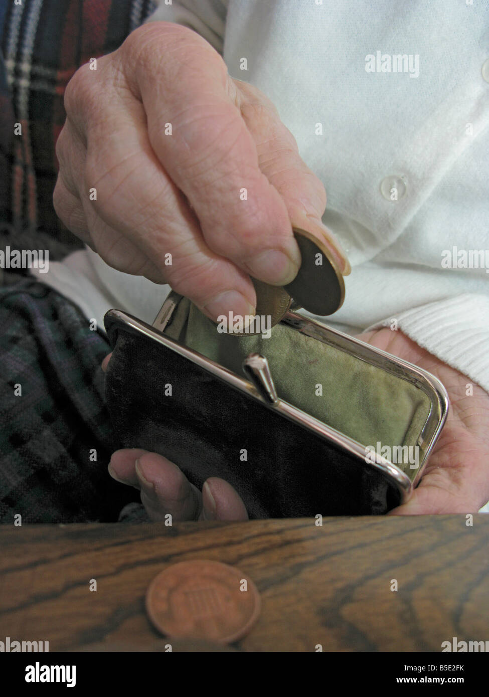 Old woman counting change hi-res stock photography and images - Alamy