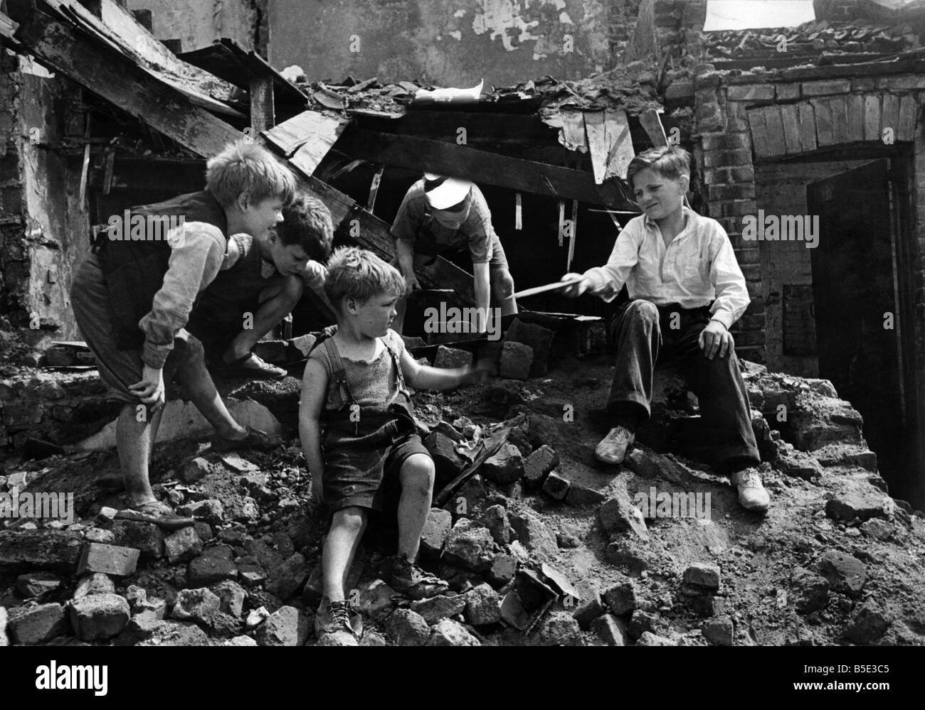 Ww2 children Black and White Stock Photos & Images - Alamy