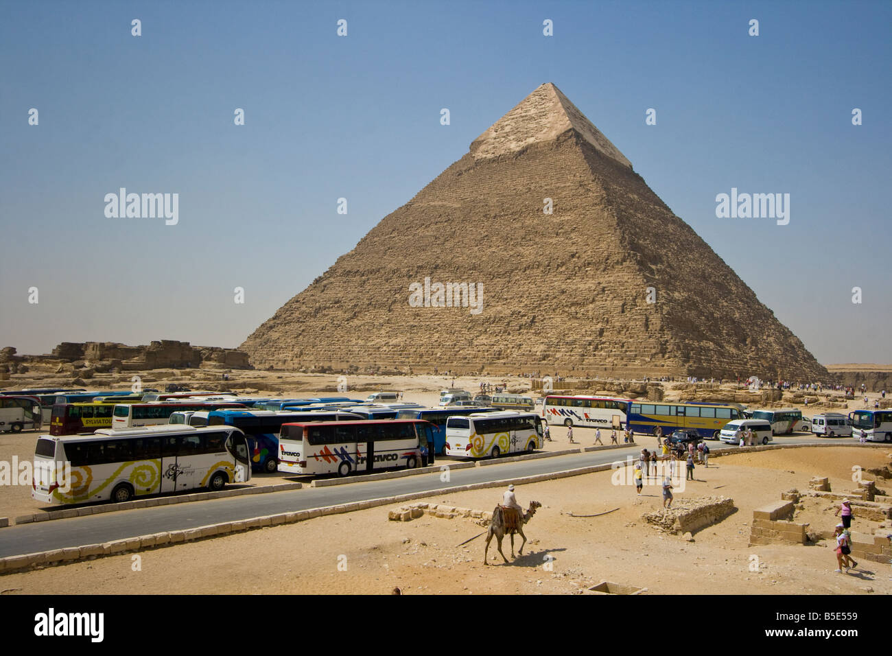 Tourist Busses at the Pyramid of Khafre in Giza Egypt Stock Photo - Alamy