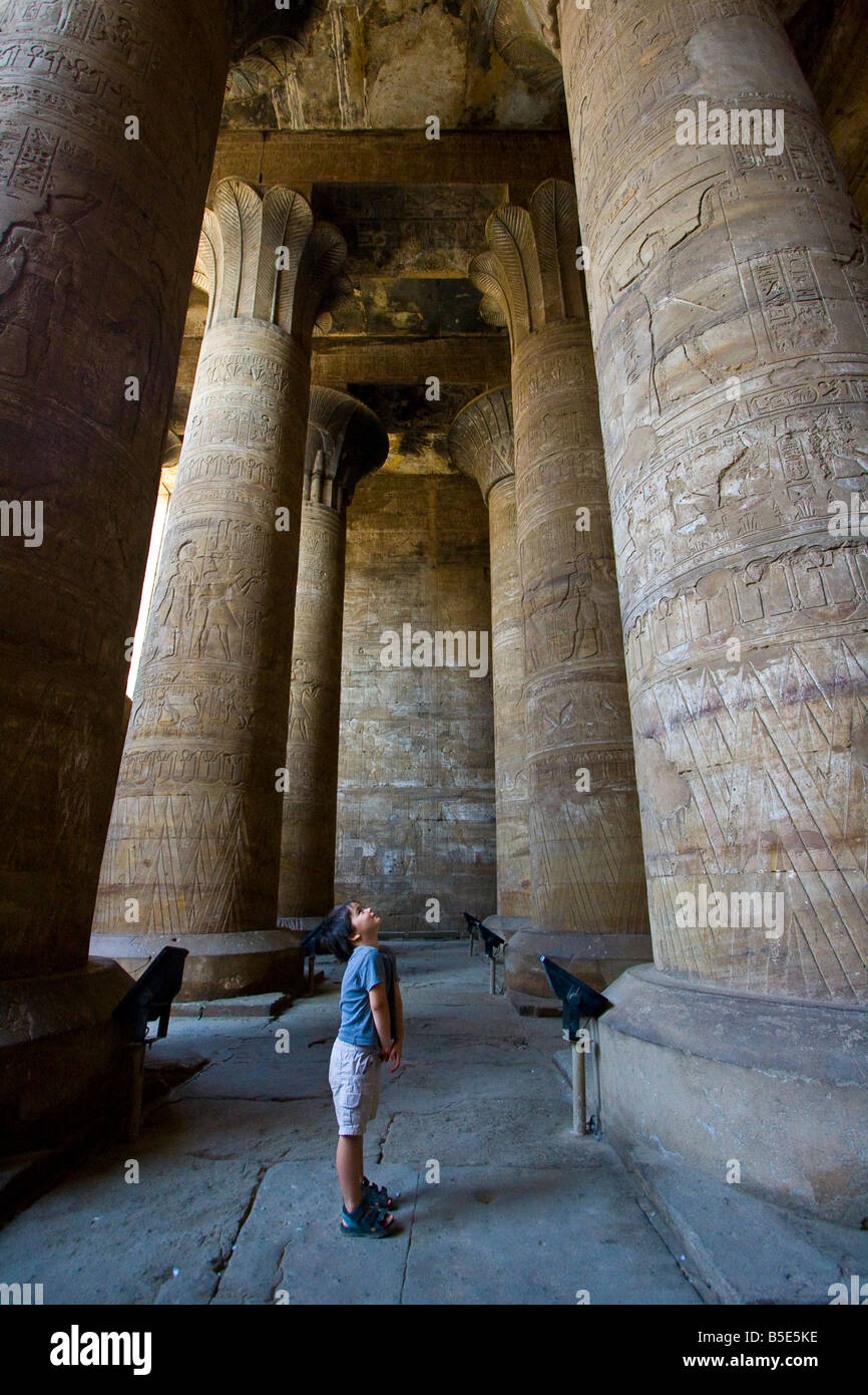 Columns inside ancient egyptian temple hi-res stock photography and ...