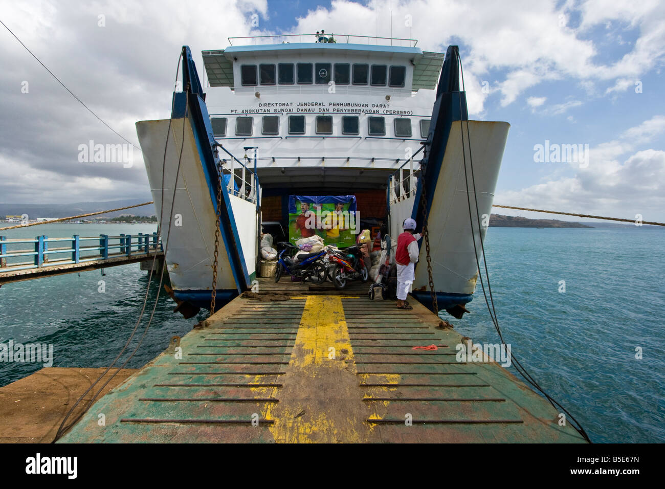 Ferry loading hi-res stock photography and images - Alamy
