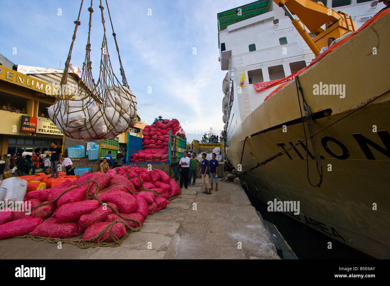 Ship loading goods hi-res stock photography and images - Alamy
