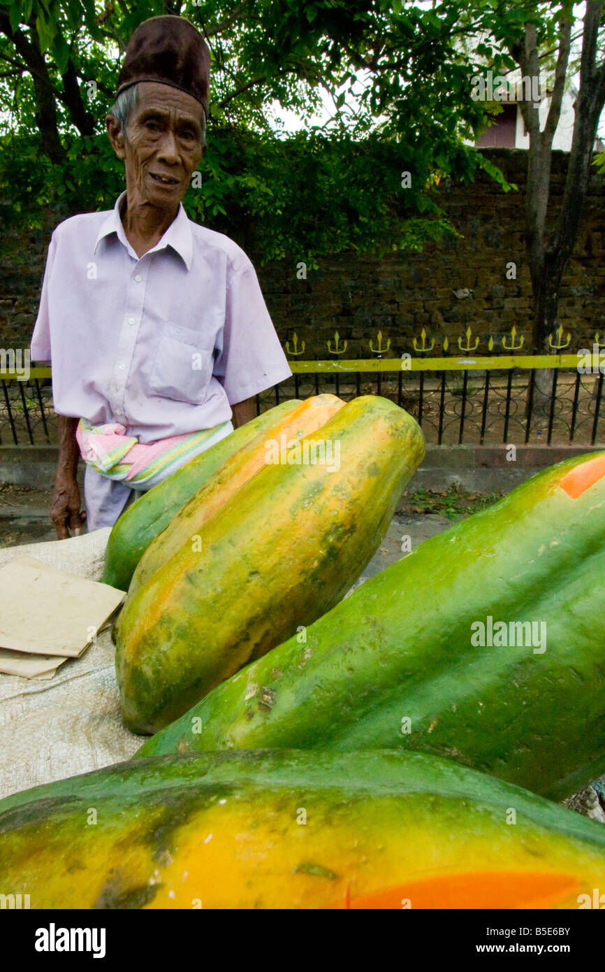 Indonesia papaya fruit market hi-res stock photography and images - Alamy