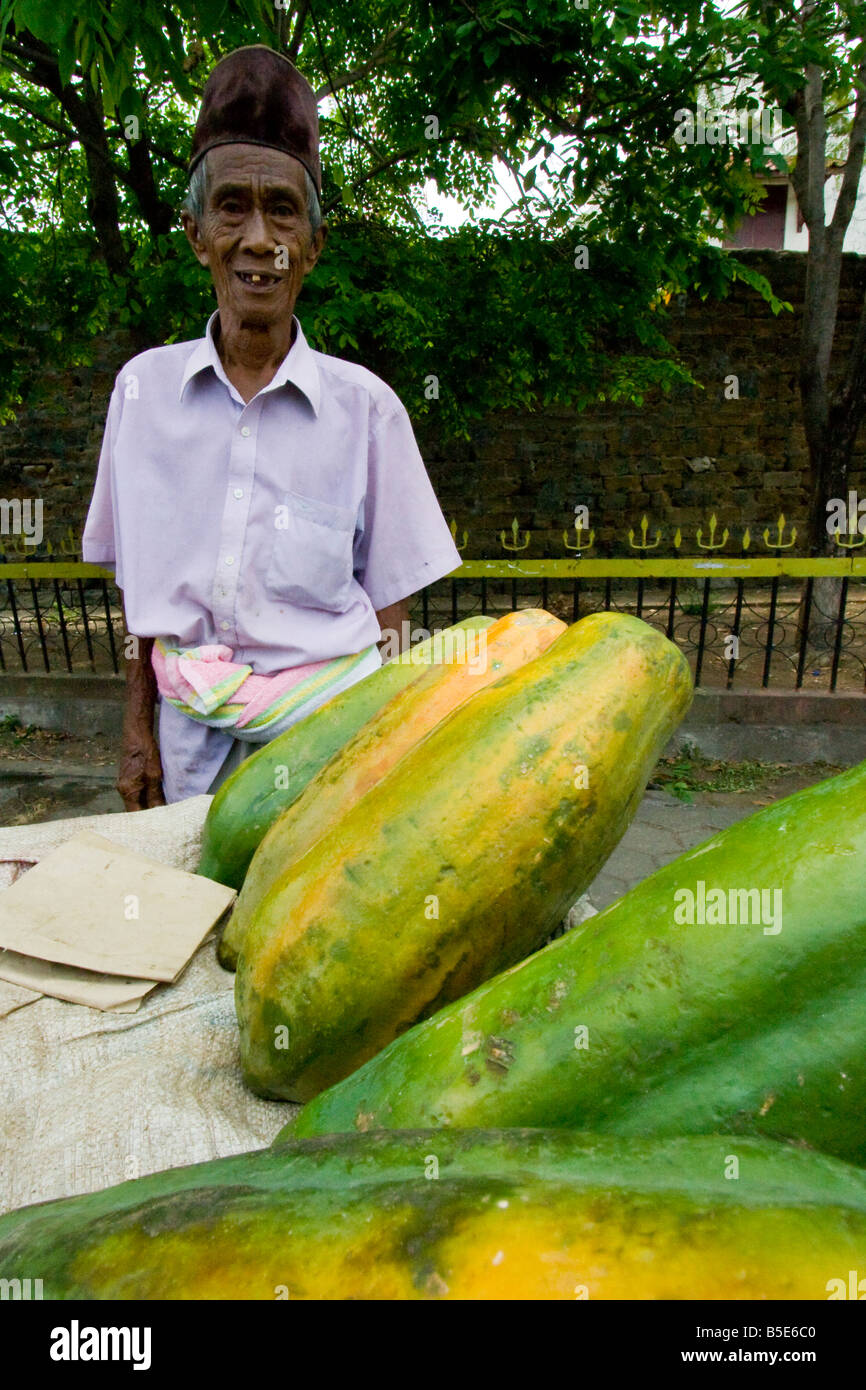 Indonesia papaya fruit market hi-res stock photography and images - Alamy