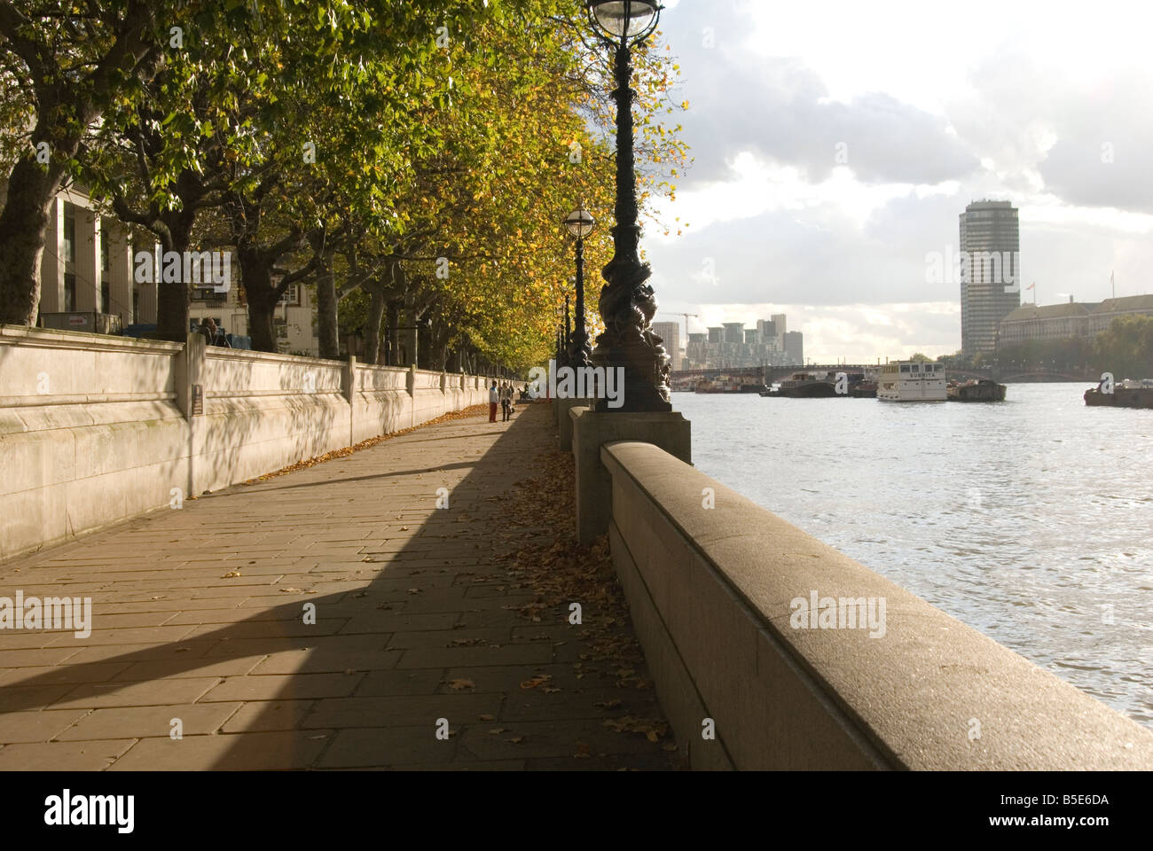 An image of the Thames pathway, traditional lamp posts and trees line ...