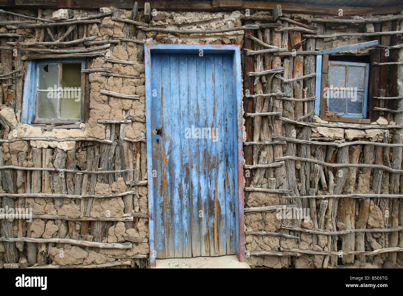 African mud hut hi-res stock photography and images - Alamy