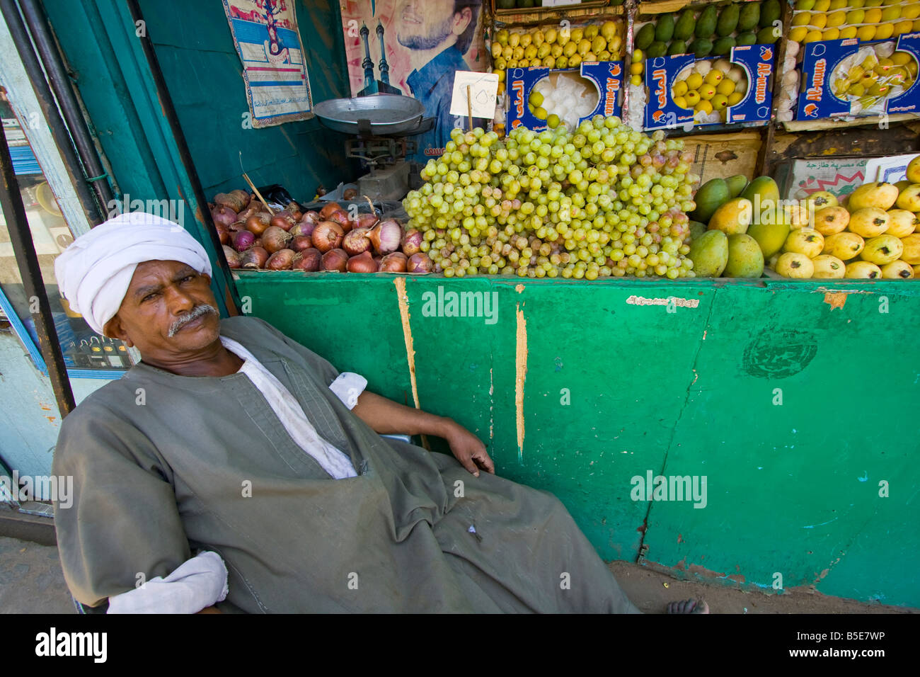 Egyptian stand hi-res stock photography and images - Alamy