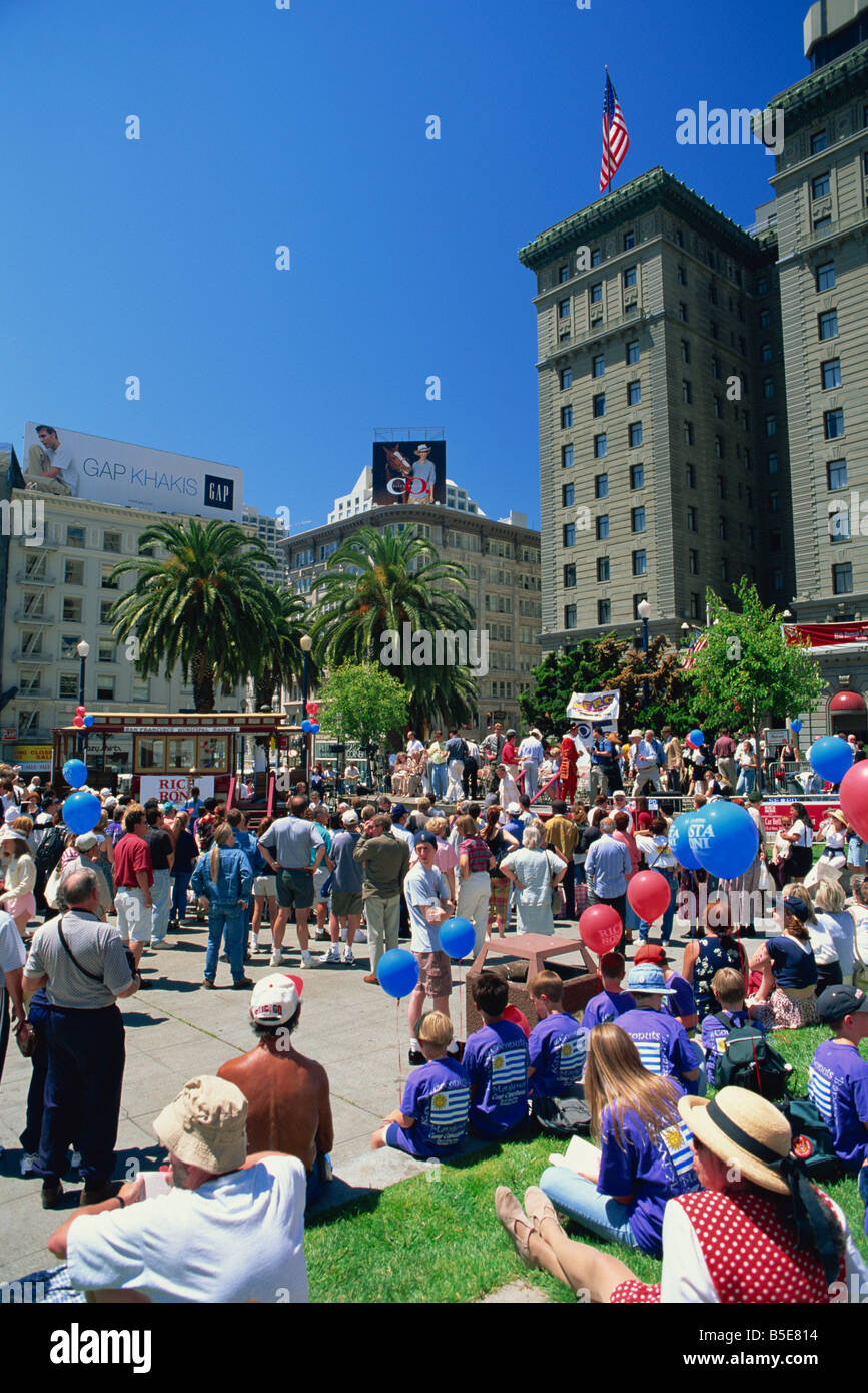 Crowds at the annual cable car bell ringing contest in Union Square in ...