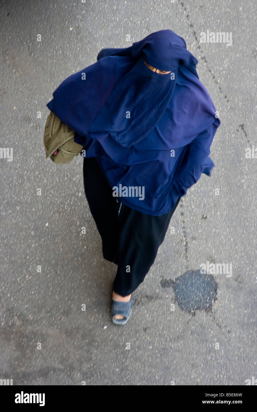 Islamic muslim woman wearing burqa hi-res stock photography and images ...