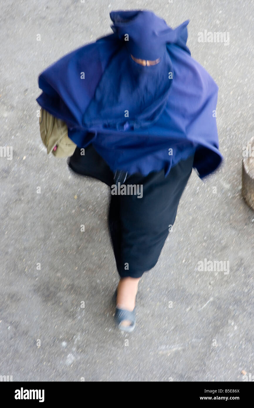 Islamic muslim woman wearing burqa hi-res stock photography and images ...