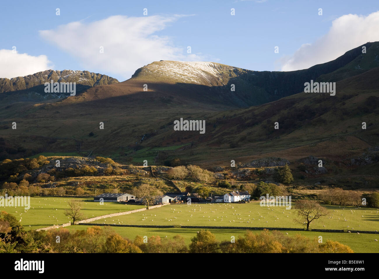 Welsh hill farm in valley below mountains of Nantlle Ridge in Snowdonia ...