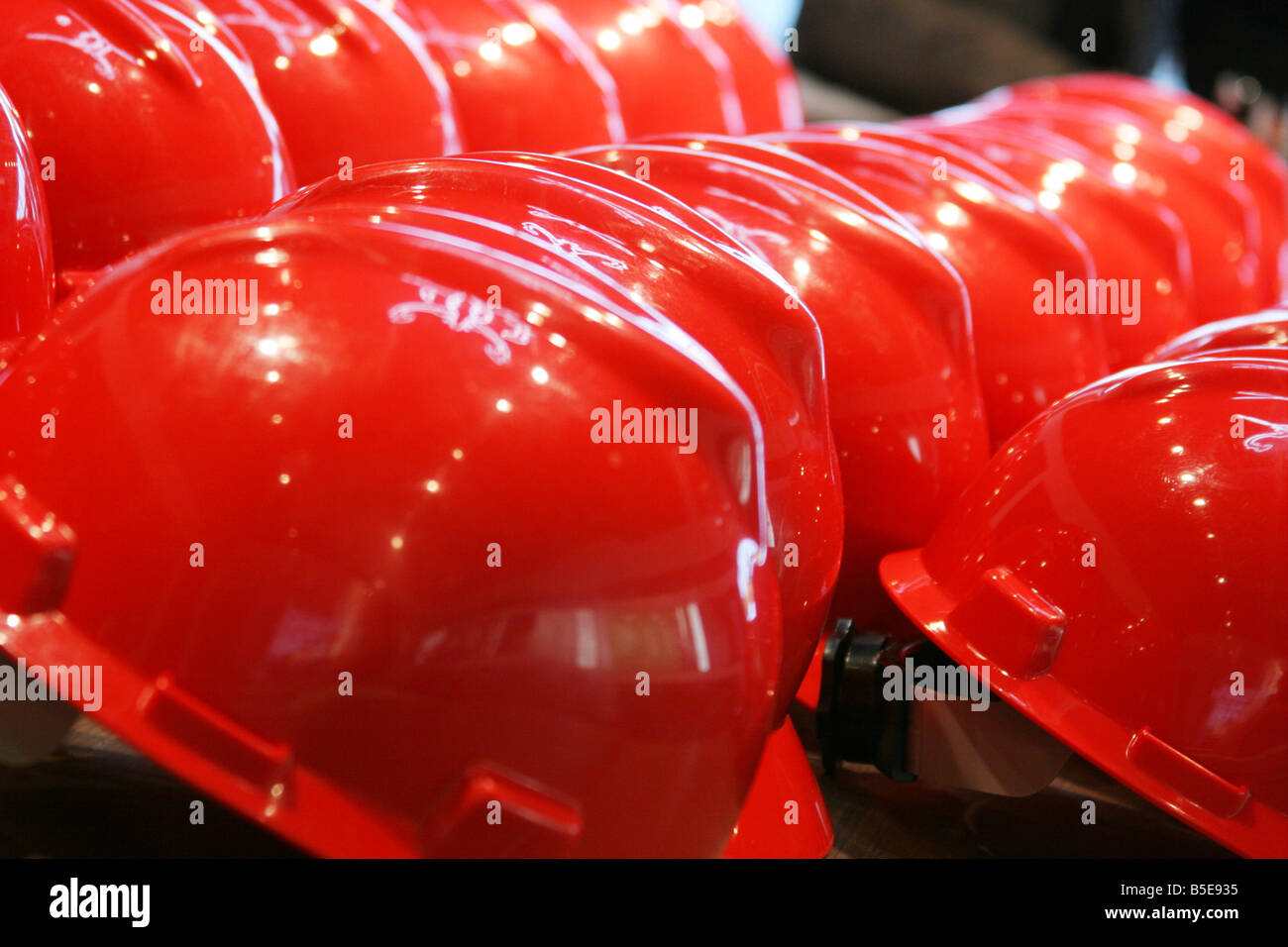 Rows of red construction worker safety hard hats Stock Photo - Alamy