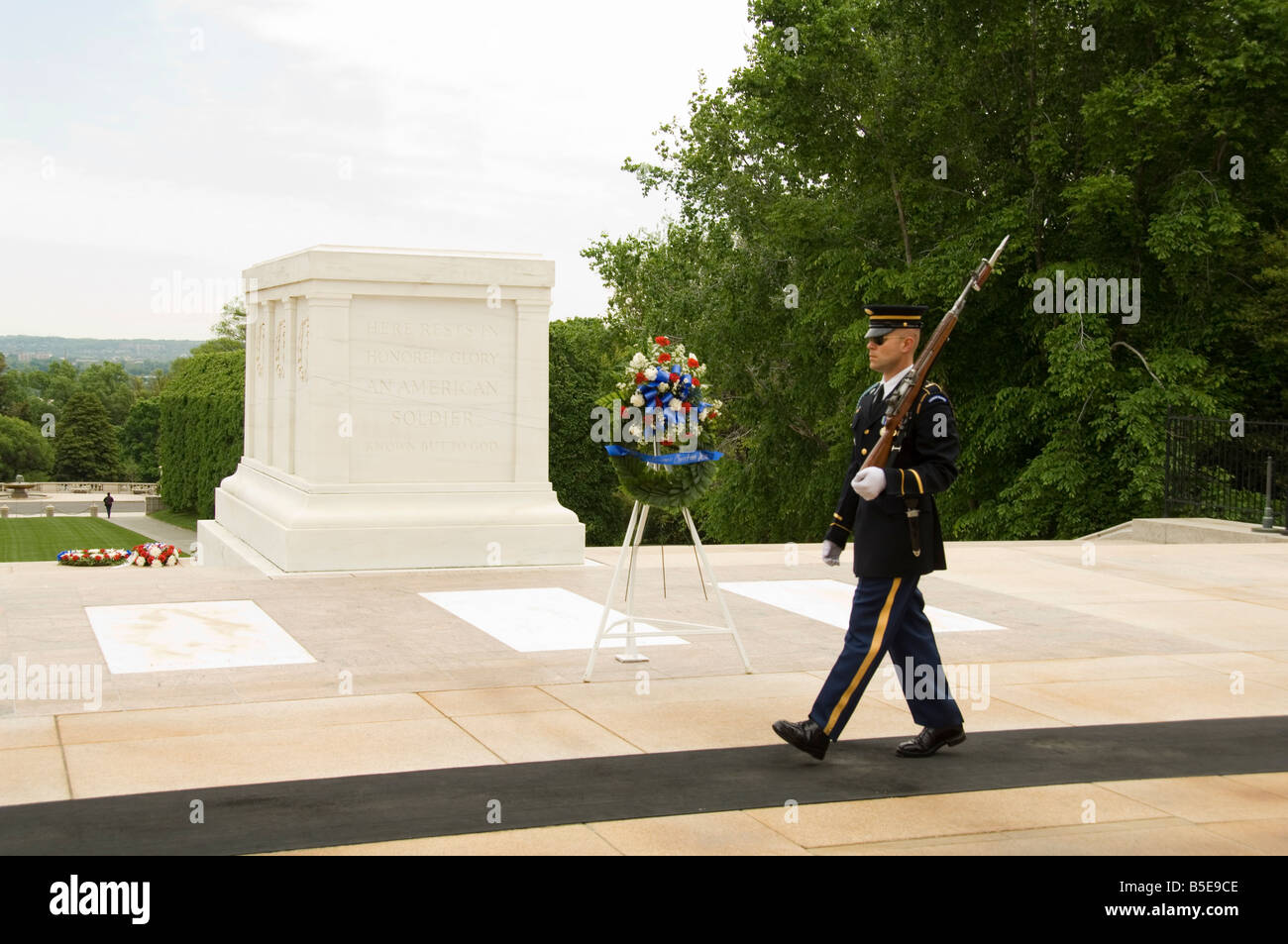 Guard at the Tomb of the Unknown Soldier, Arlington National Cemetery ...