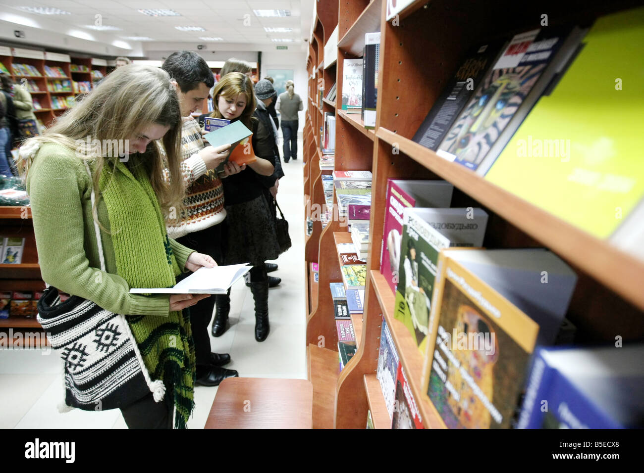 people with a books Stock Photo - Alamy