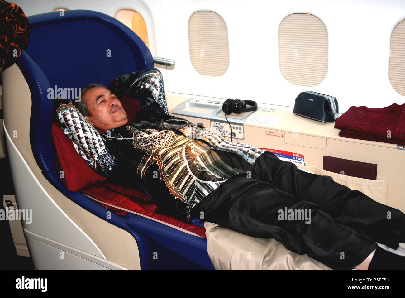 Sleeping first class aeroplane hi-res stock photography and images - Alamy