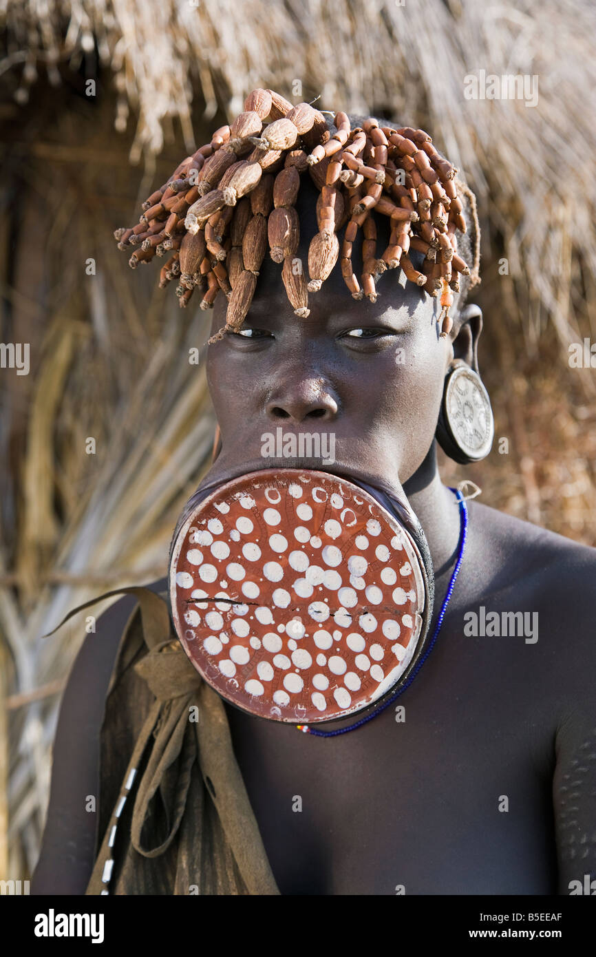 Woman mursi tribe clay lip hi-res stock photography and images - Alamy