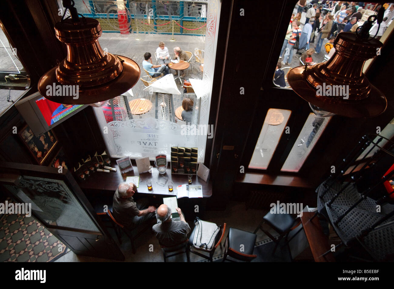 Traditional english pub interior hi-res stock photography and images ...
