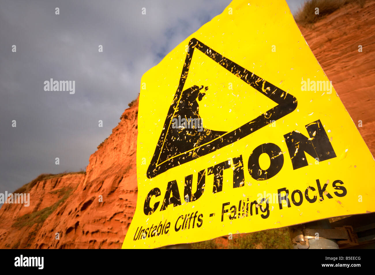 Caution falling cliffs warning sign hi-res stock photography and images ...