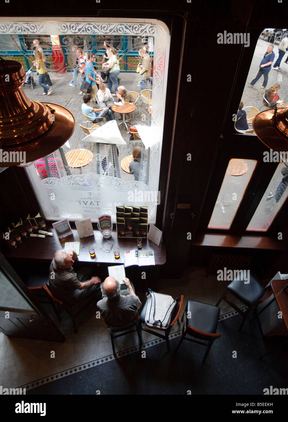 Traditional english pub interior hi-res stock photography and images ...