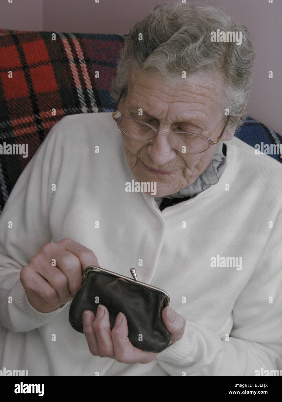 Old woman counting change hi-res stock photography and images - Alamy