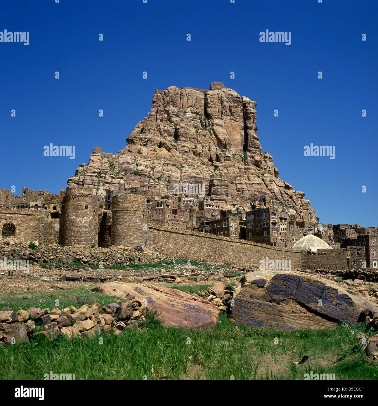 Walls and city below fortress on top of the mountain at Thulla, Yemen ...