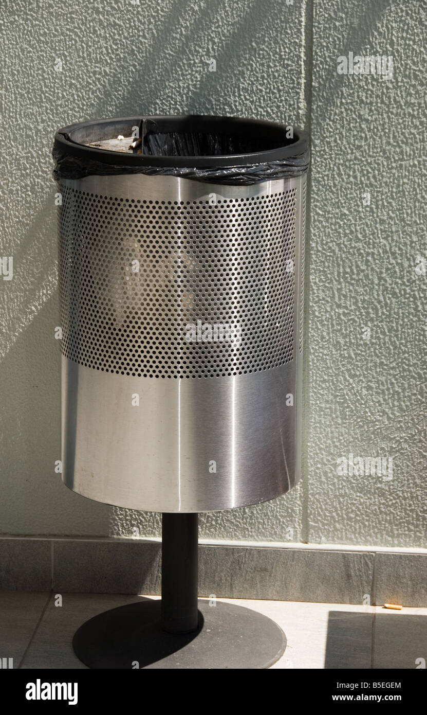 Rubbish bin in public hi-res stock photography and images - Alamy