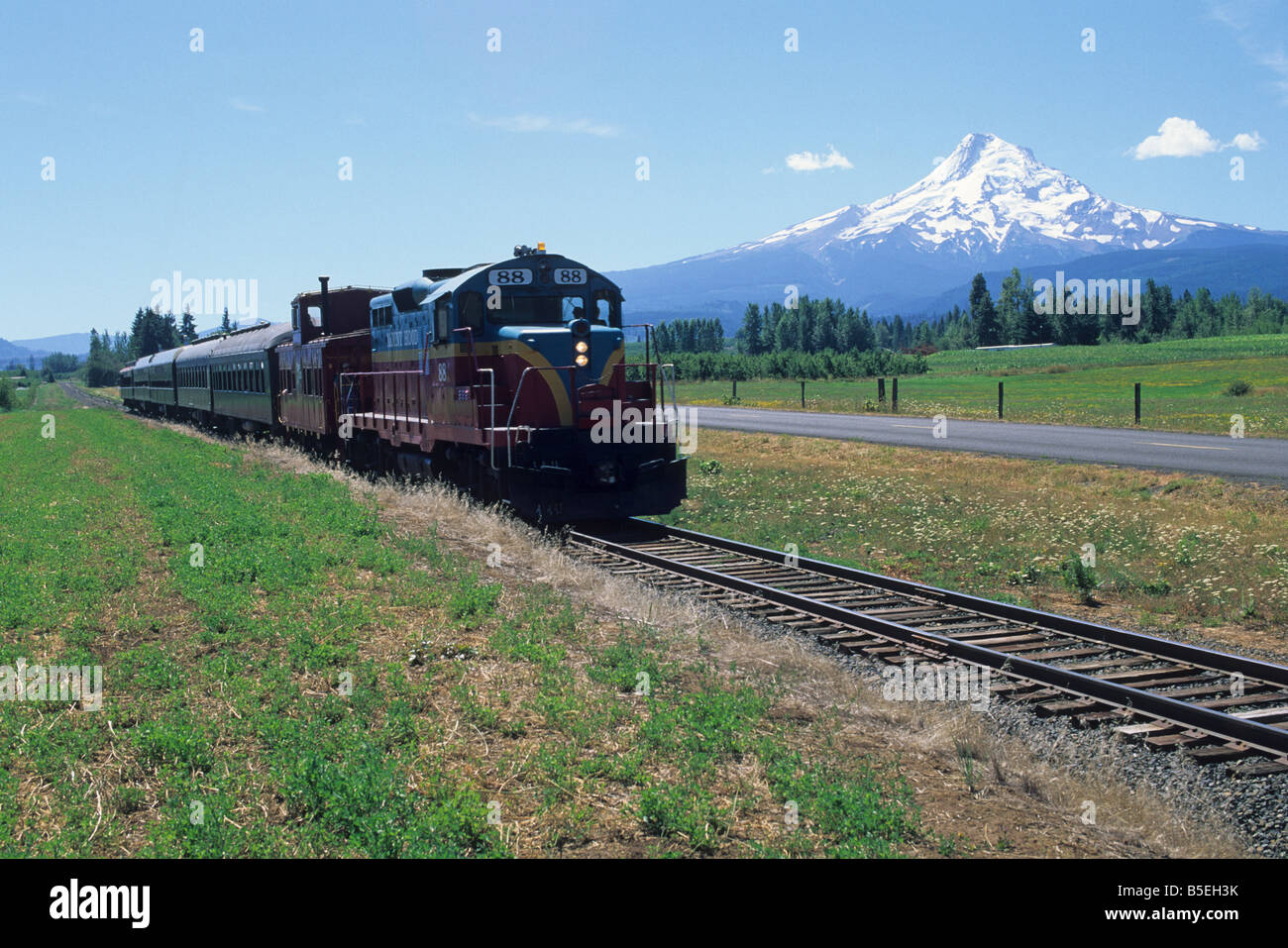 Mount hood train hi-res stock photography and images - Alamy