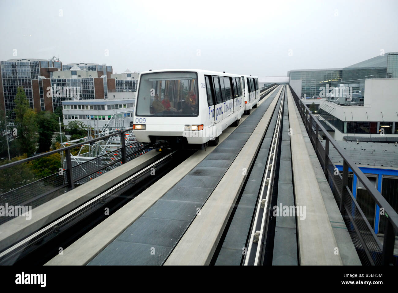 Fully automated shuttle "train" between terminals at Frankfurt Airport ...