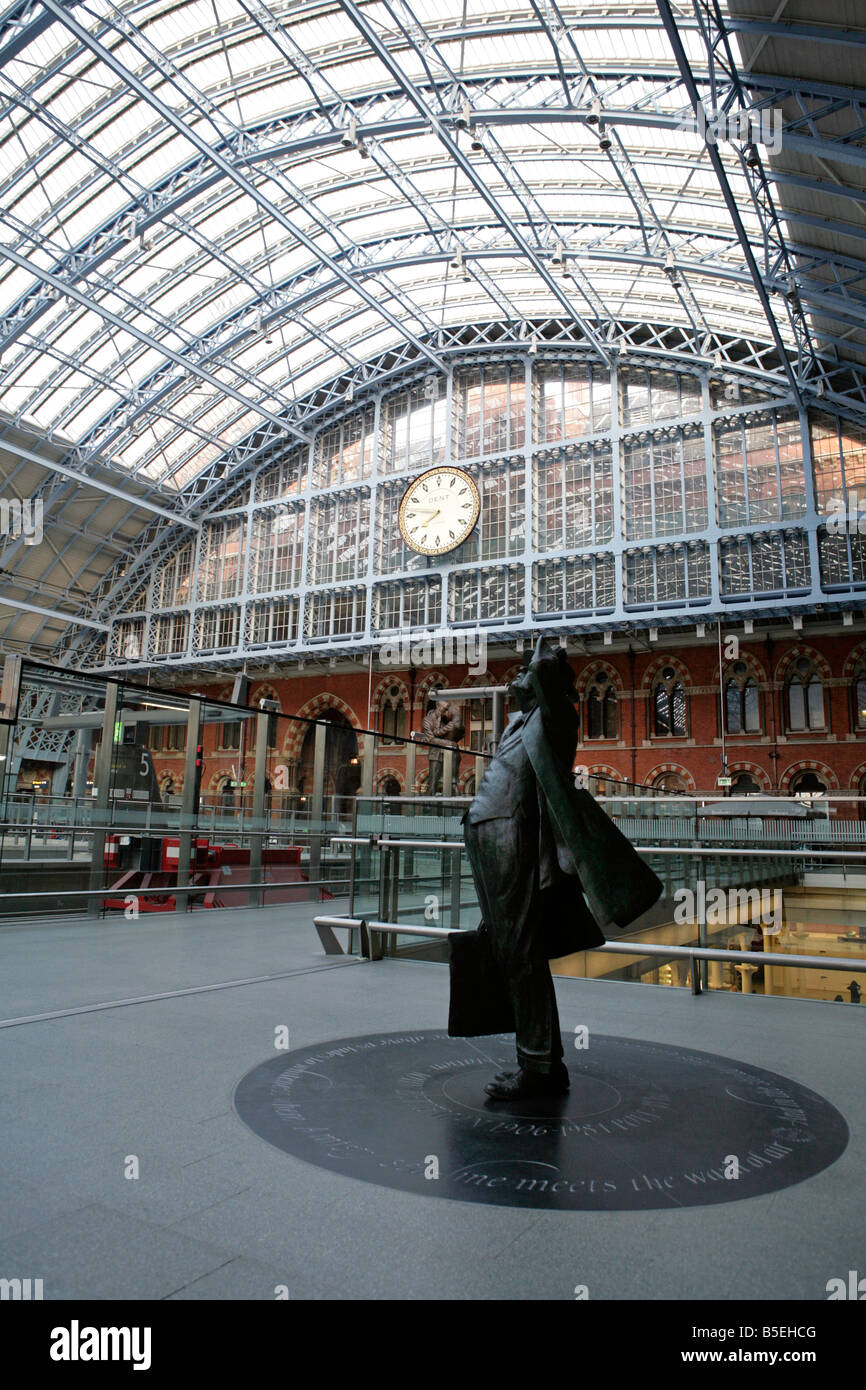 Statue commuter, St Pancras International Eurostar Station, London ...