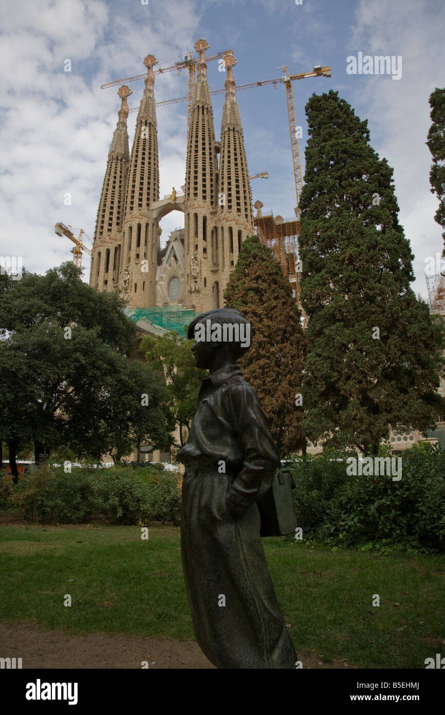 Cranes doing building work at The Templo expiatorio de la Sagrada ...