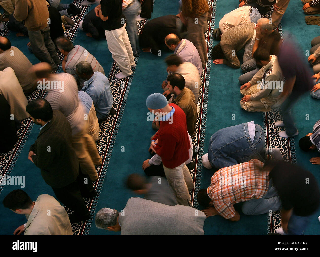 Muslims praying at the Sehitlik Mosque, Berlin, Germany Stock Photo - Alamy