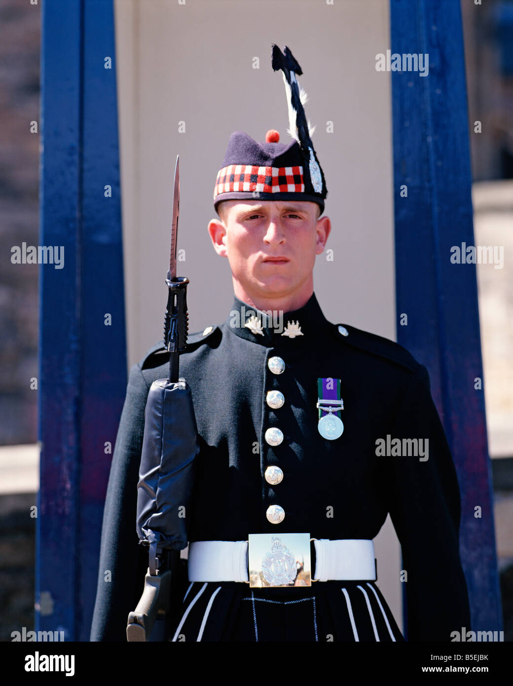 GB SCOTLAND EDINBURGH CASTLE SENTRY KINGS OWN SCOTTISH BORDERERS Stock ...