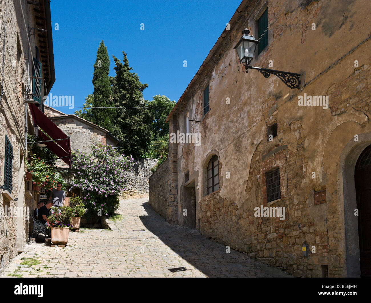 Tuscan street scene hi-res stock photography and images - Alamy