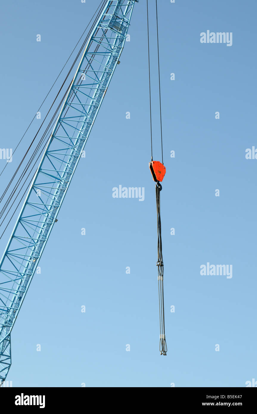 Red lattice boom tower crane hi-res stock photography and images - Alamy
