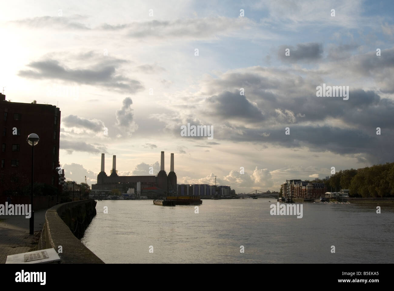 Thames pathway hi-res stock photography and images - Alamy
