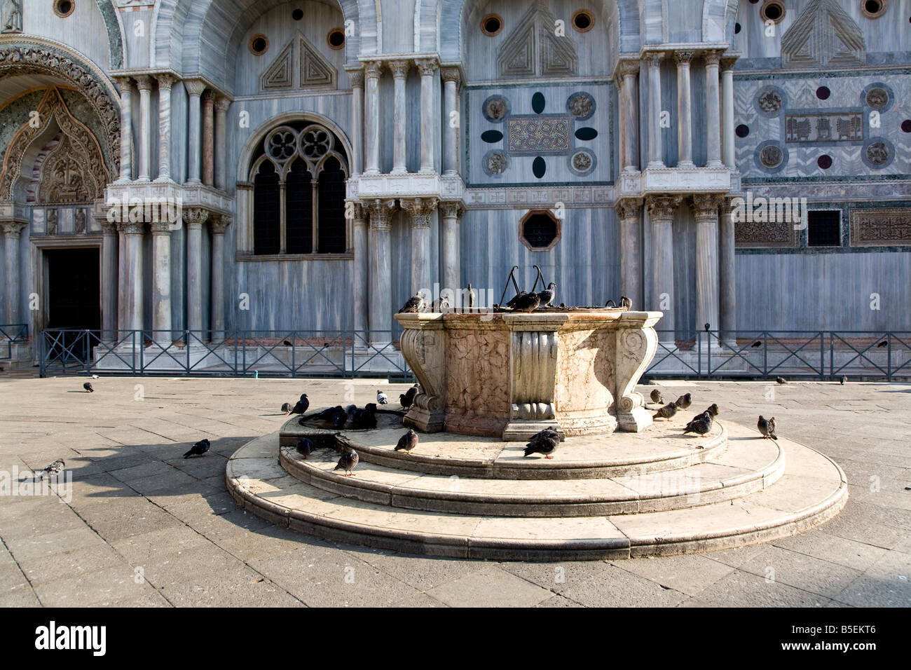 Venetian water well St. Marks Square Venice Stock Photo - Alamy