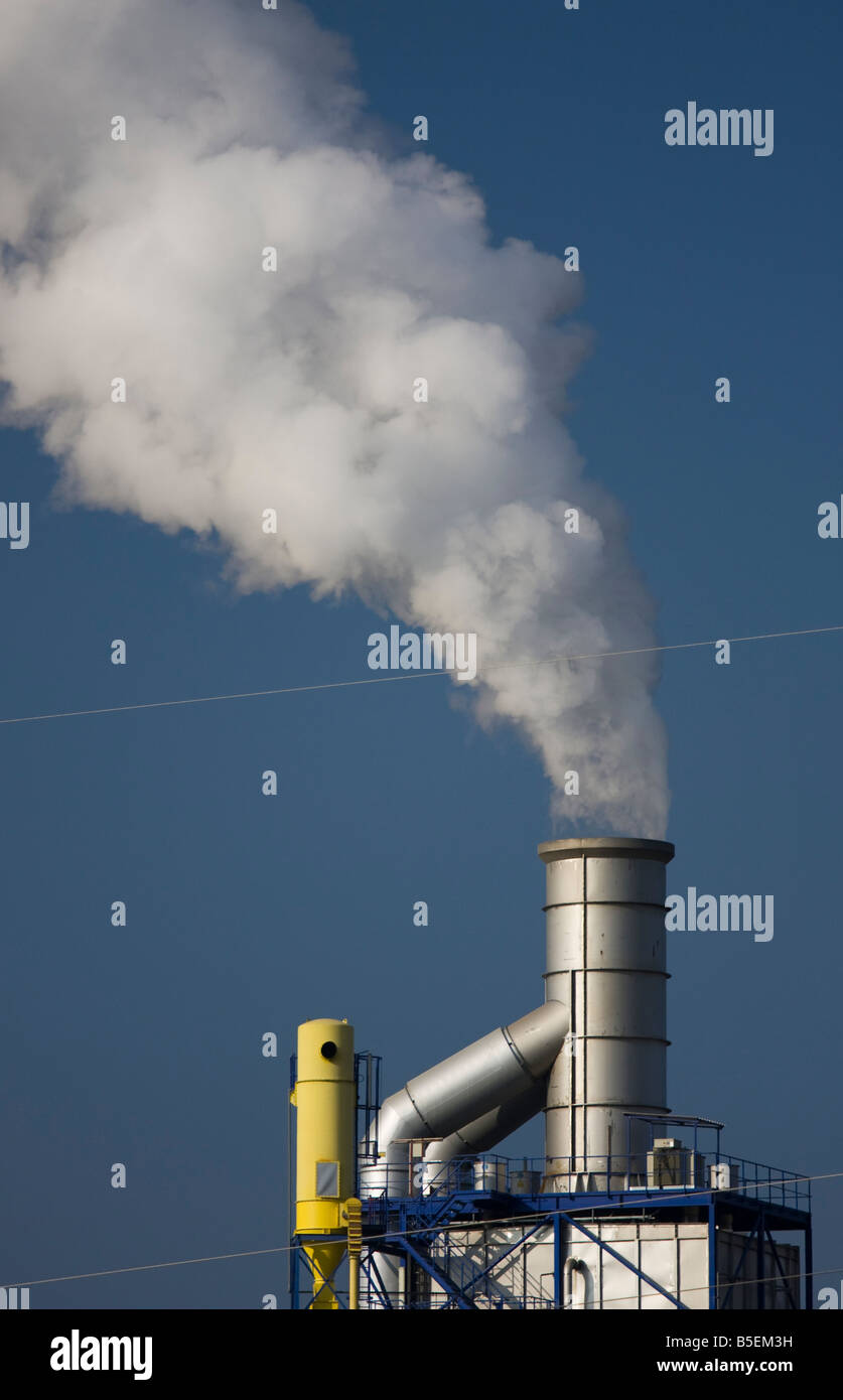 industrial plant exhausts smoke into the air Stock Photo - Alamy