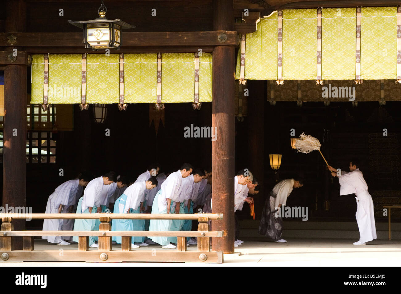 Japanese People Bow Stock Photos & Japanese People Bow Stock Images - Alamy