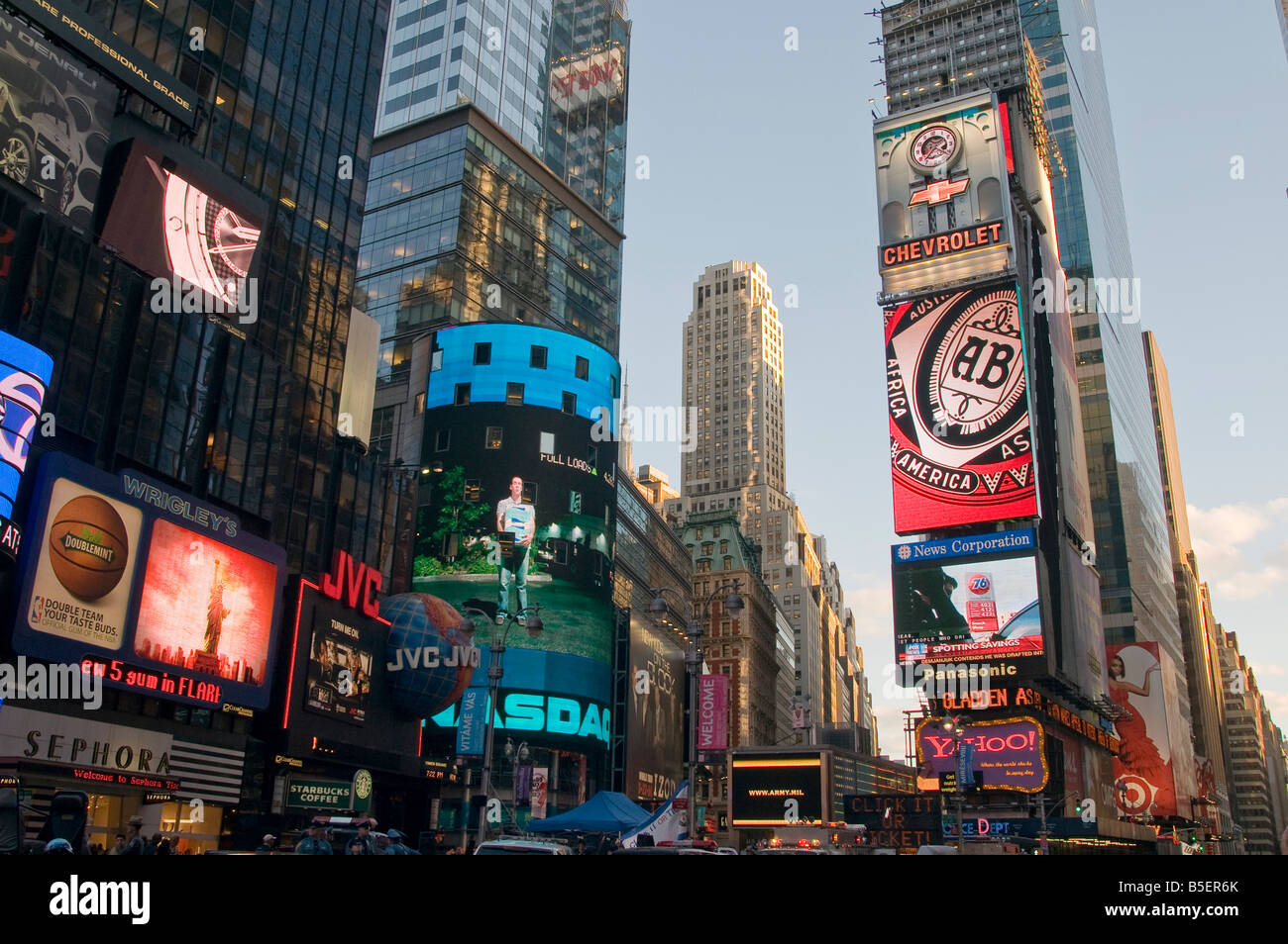 Times square displays hi-res stock photography and images - Alamy